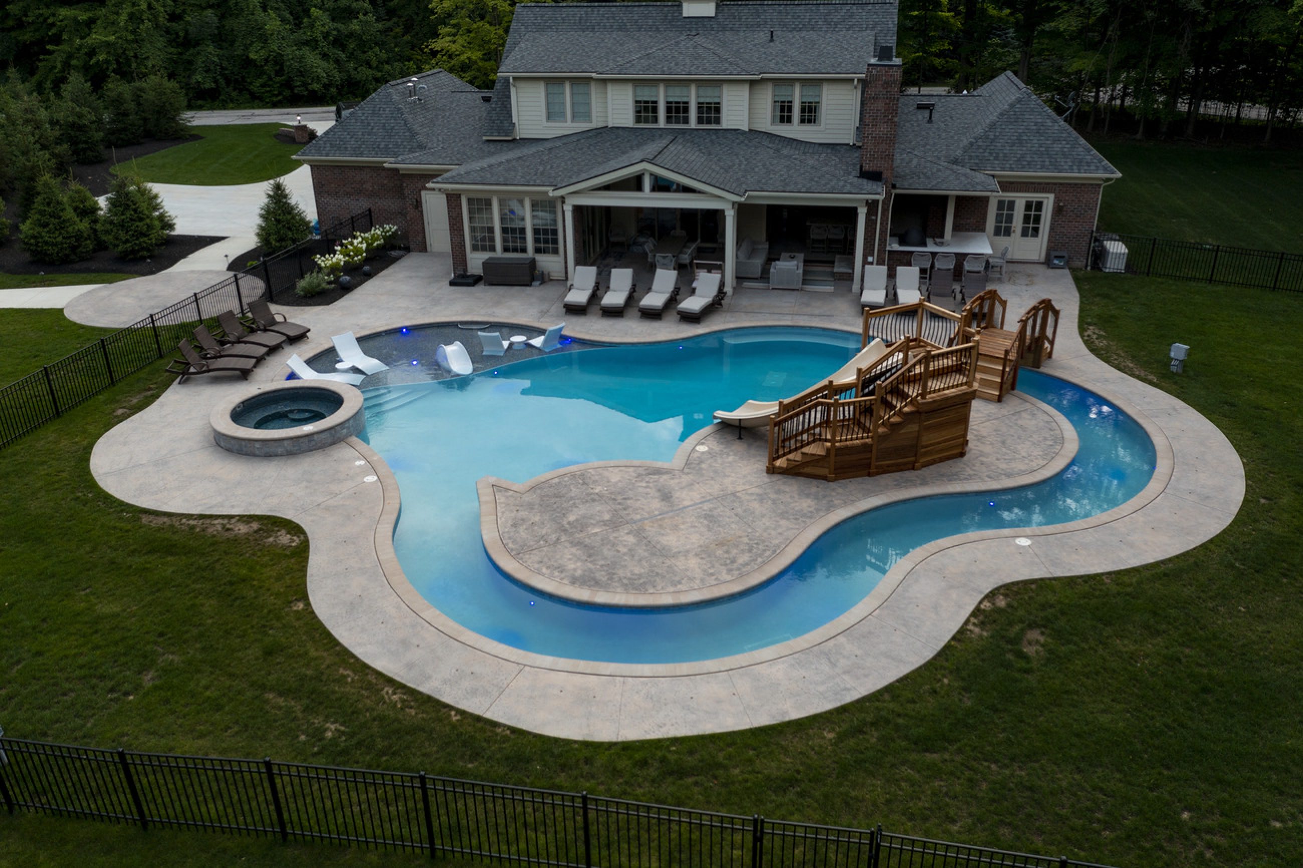 Custom Spas | North Olmsted & Cleveland, Ohio | High-Tech Pools